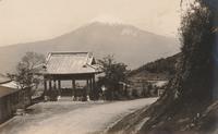 KITLV A955 - Kakamon-poort bij het Daiyu-mausoleum te Nikko in Japan ...